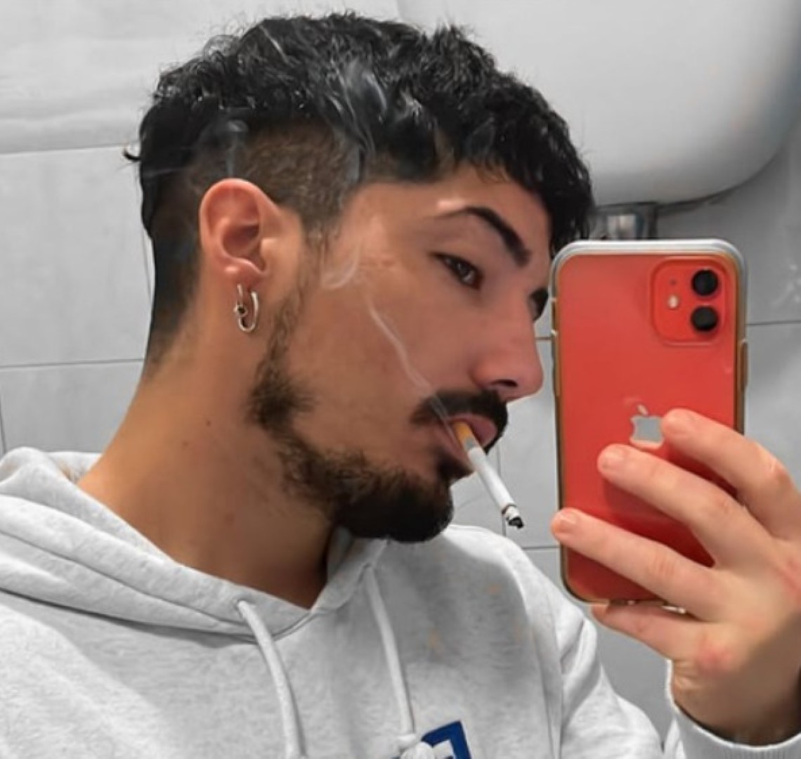 Si può morire per un selfie? La generazione sospesa tra il vuoto e l’apparenza | La Cronaca ...